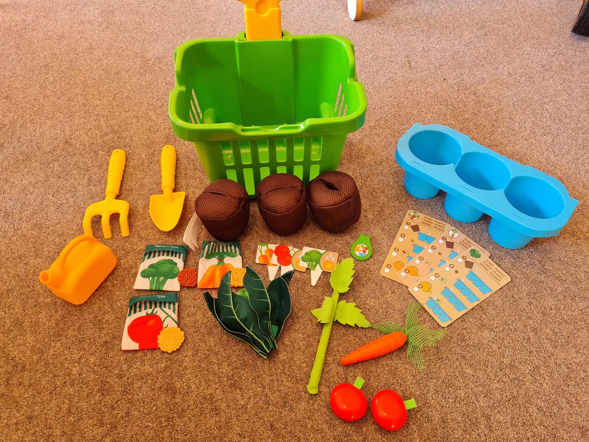 Vegetable garden play set